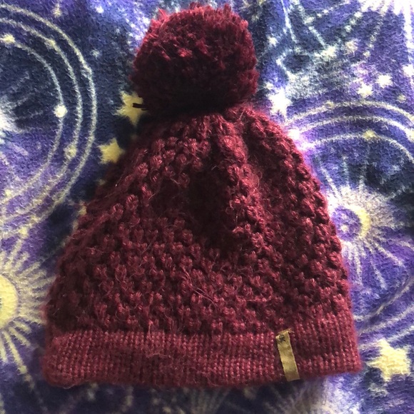 Evereve | Accessories | Evereve Maroon Puff Ball Hat | Poshmark